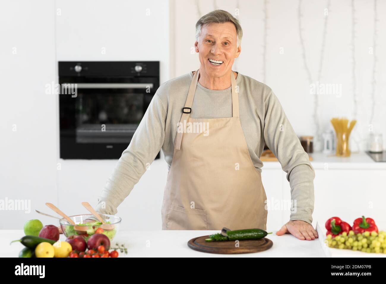Man cooking healthy dinner hi-res stock photography and images - Alamy