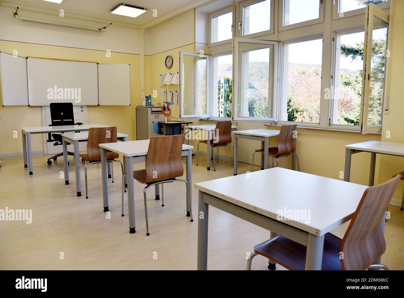 Classroom windows open hi-res stock photography and images - Alamy
