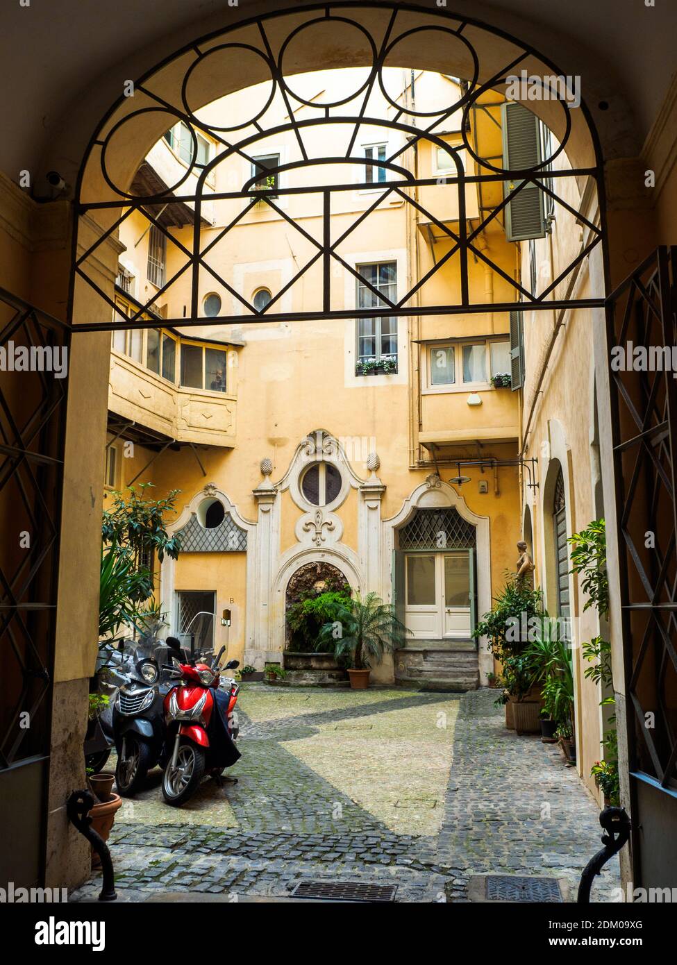 Courtyard of a historic building in rione Regola - Rome, Italy Stock ...