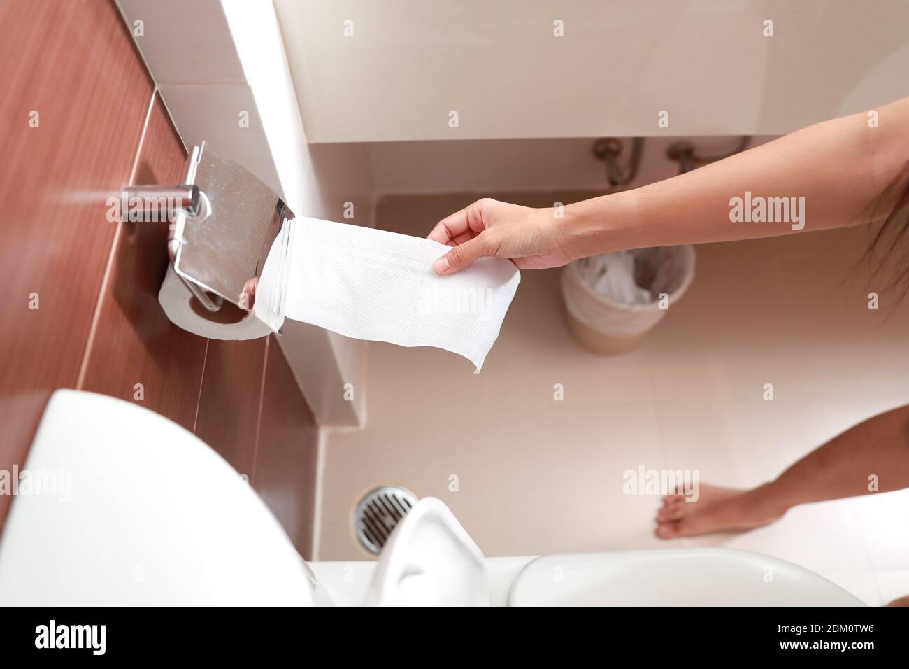 Woman Using Toilet Paper High Resolution Stock Photography and Images ...