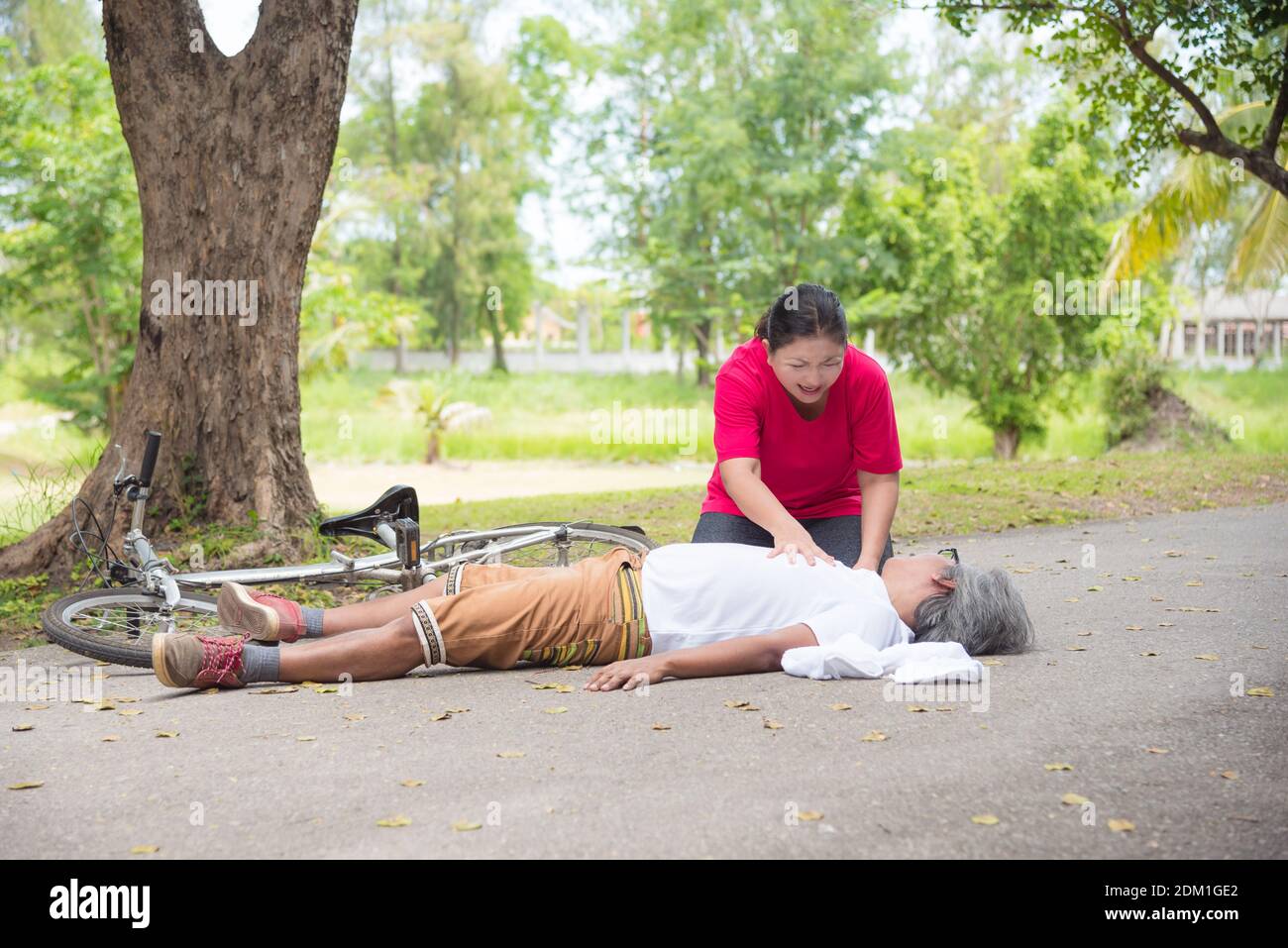 Cpr man giving woman hi-res stock photography and images - Alamy