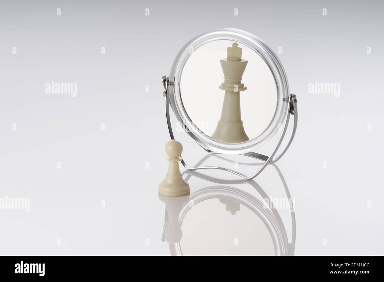 Queen chess circle hi-res stock photography and images - Alamy
