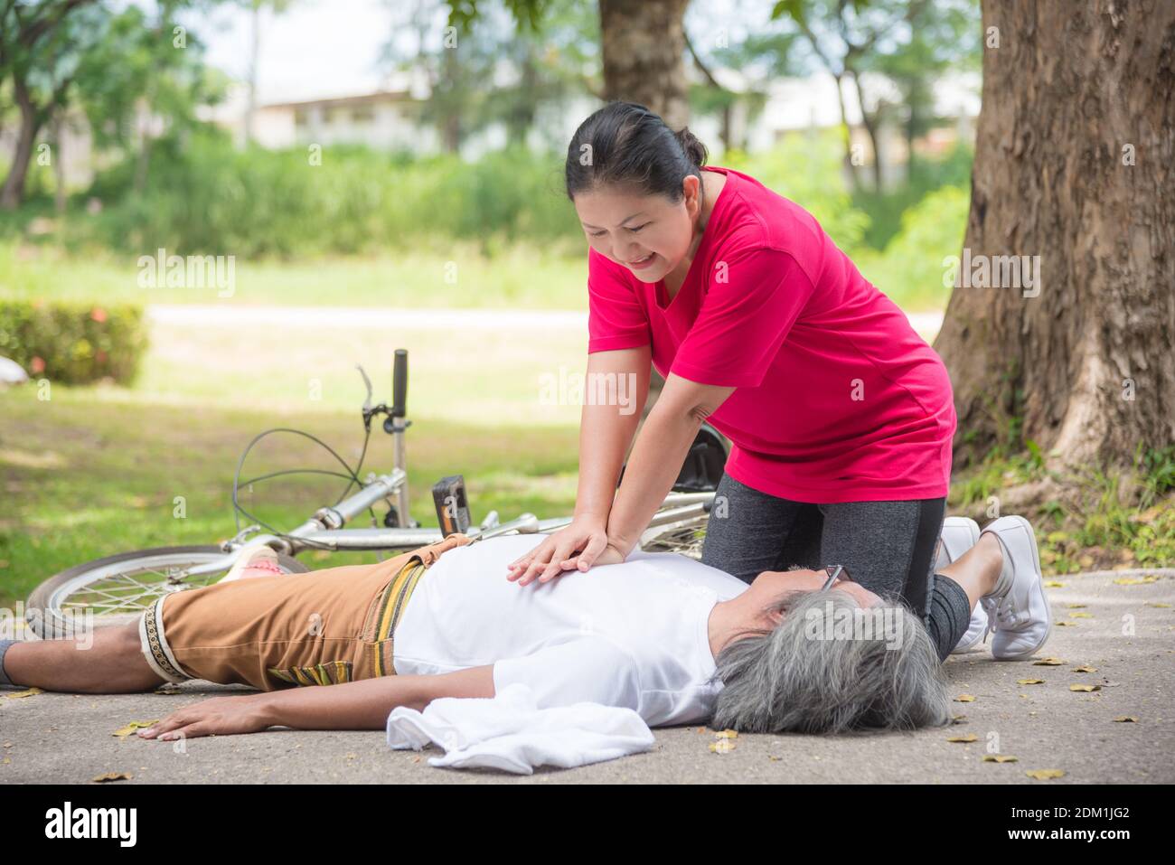 Cpr man giving woman hi-res stock photography and images - Alamy
