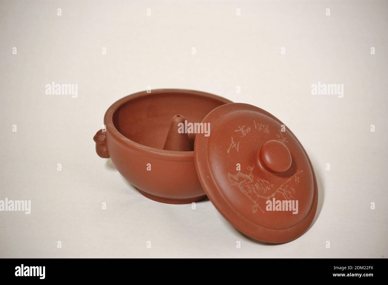 Ancient chinese tea cup made out of clay Stock Photo - Alamy