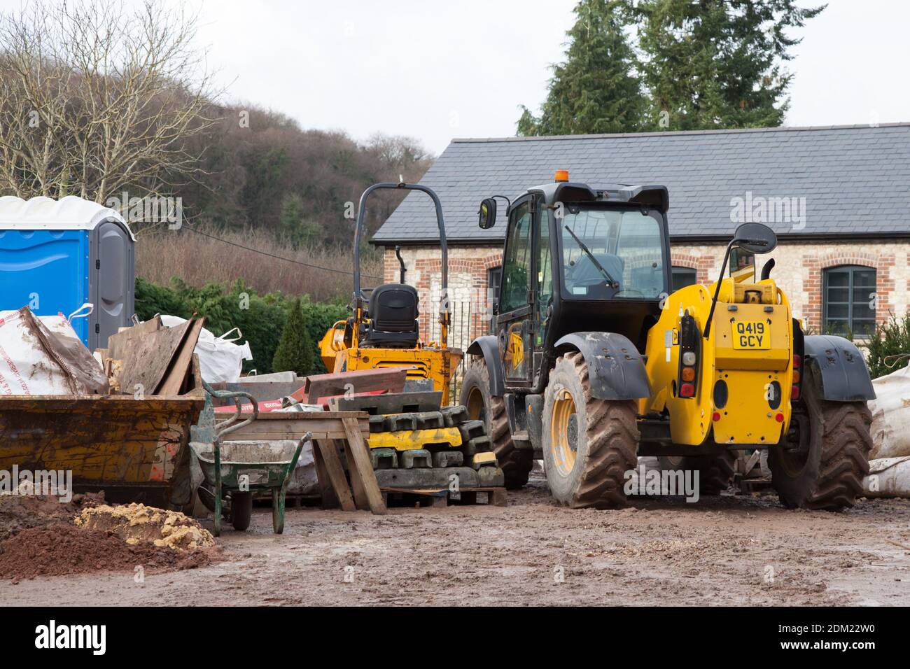 Building site skip hi-res stock photography and images - Alamy