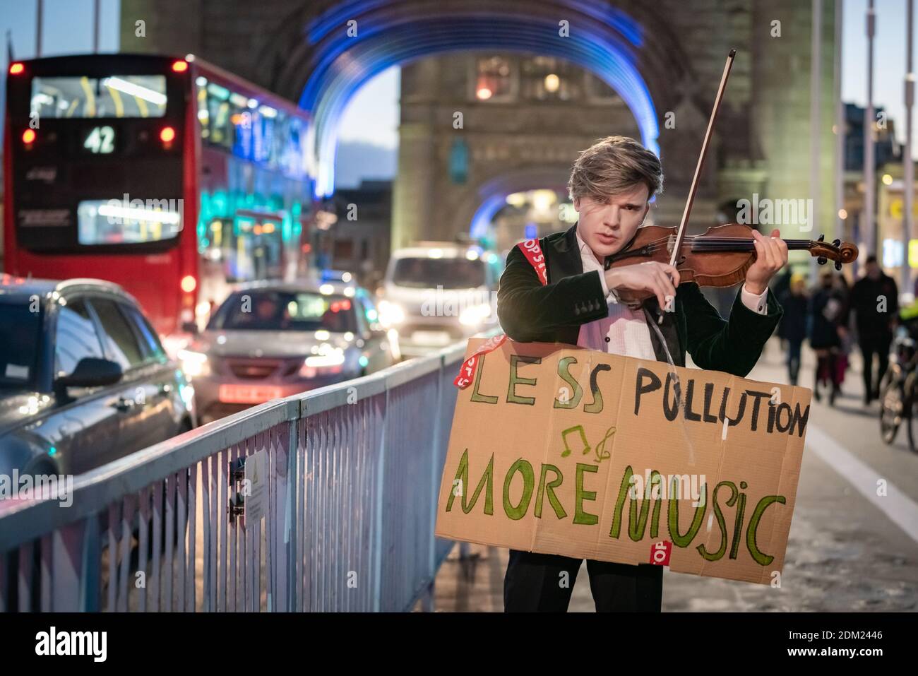 Yury Revich, Russian classical violinist, performs solo on Tower Bridge ...