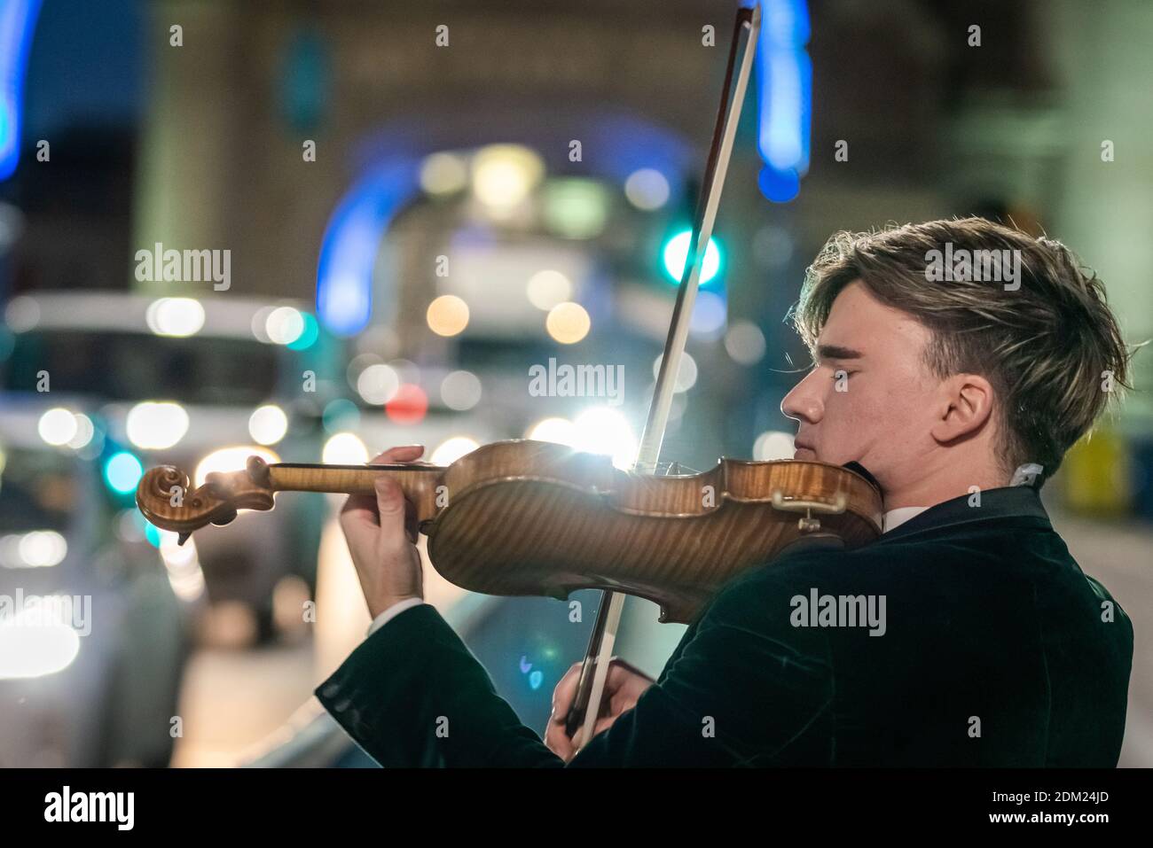 Yury Revich, Russian classical violinist, performs solo on Tower Bridge ...