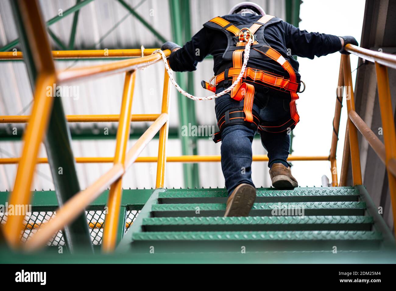 Full body harness industry hi-res stock photography and images - Alamy