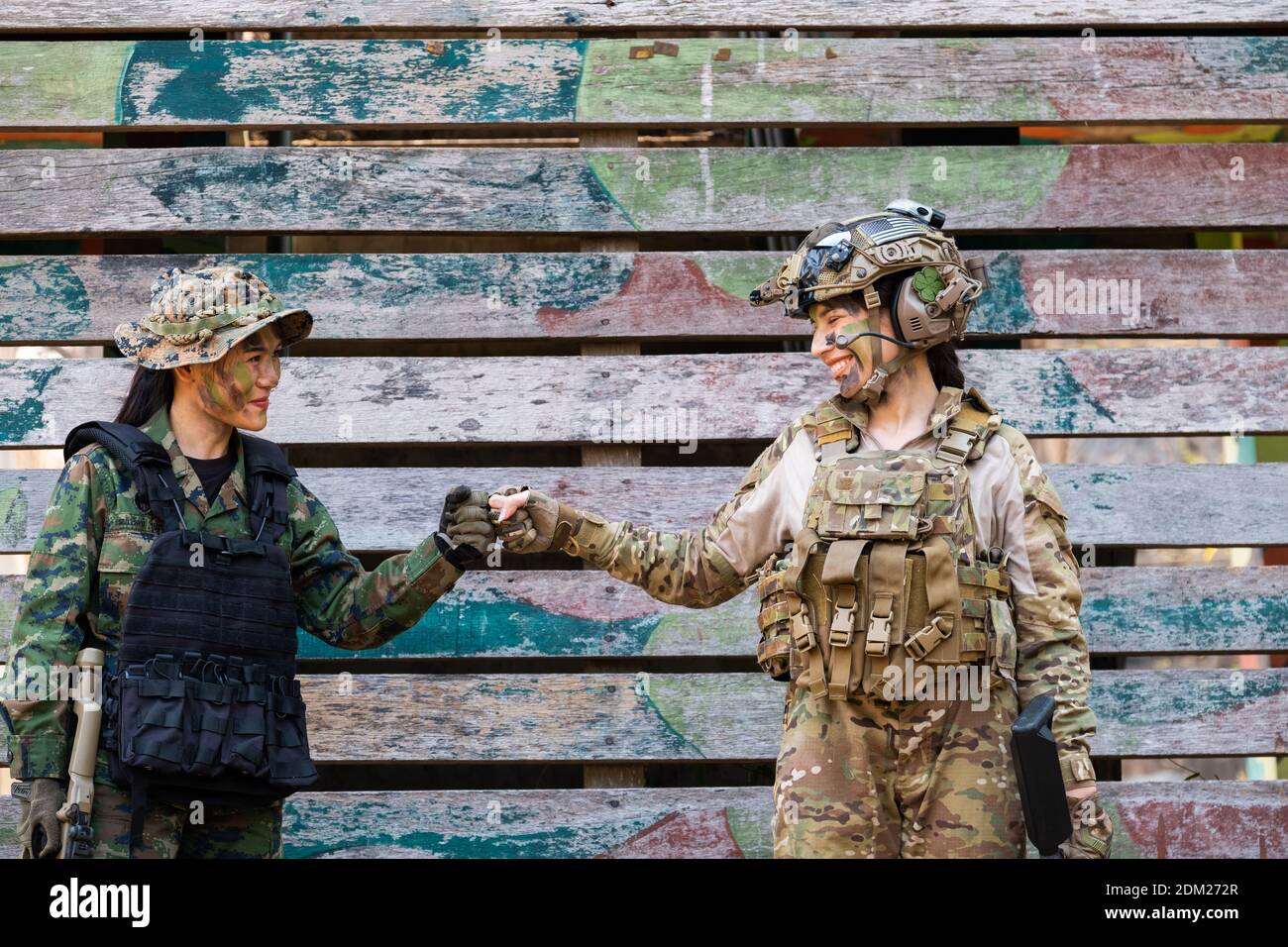 Fist bump soldier hi-res stock photography and images - Alamy