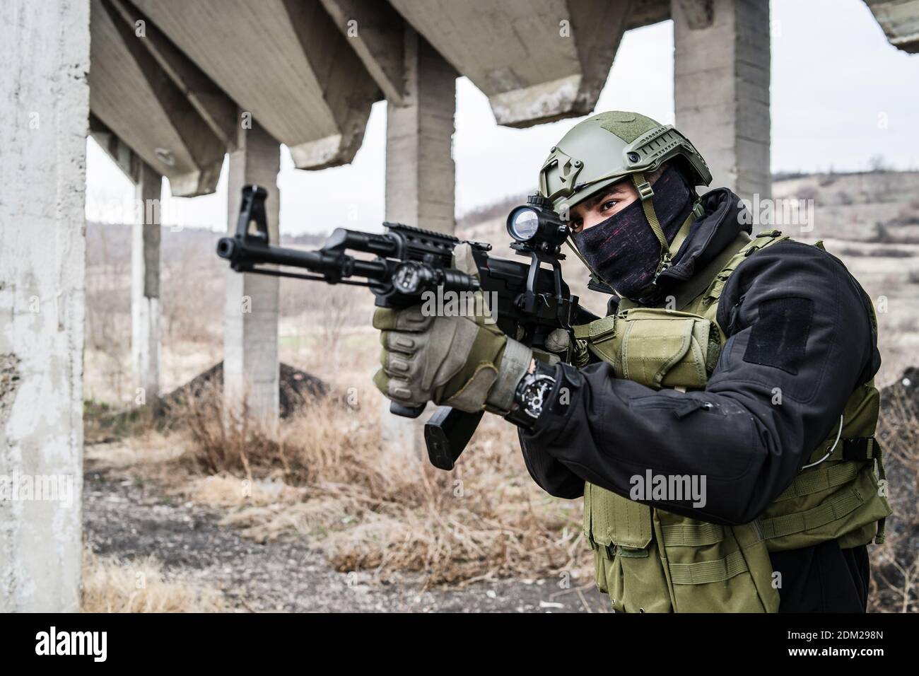 Soldier shooting hi-res stock photography and images - Alamy
