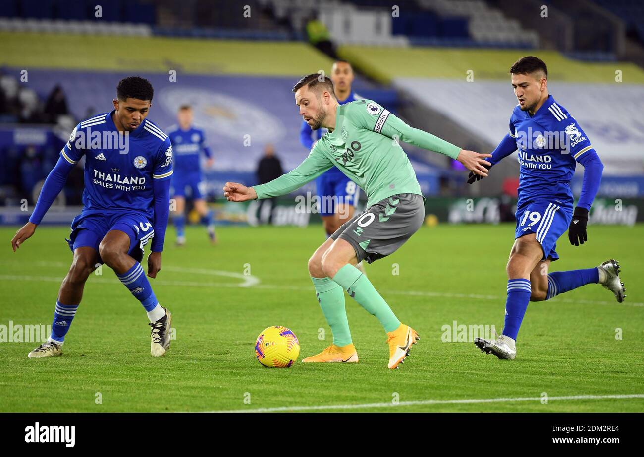 Everton's Gylfi Sigurdsson takes on Leicester City's Wesley Fofana and ...