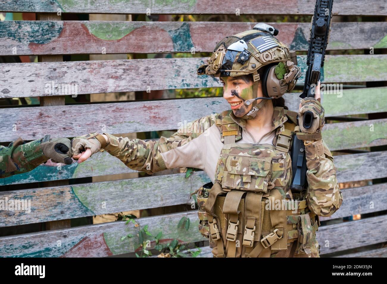 Fist bump soldier hi-res stock photography and images - Alamy