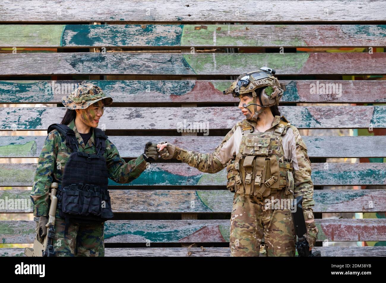 Fist bump soldier hi-res stock photography and images - Alamy