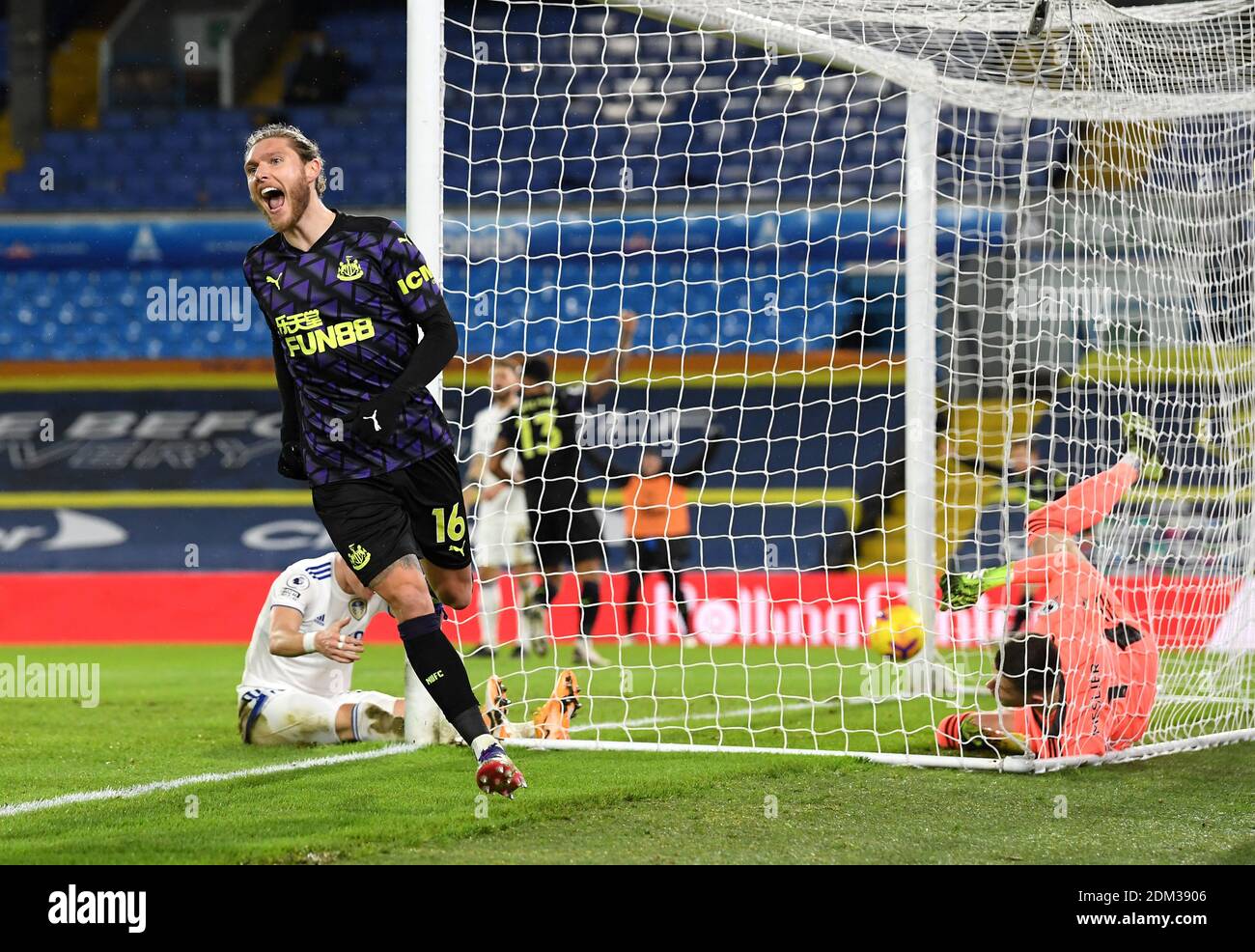 Newcastle United's Jeff Hendrick celebrates scoring his side's first ...