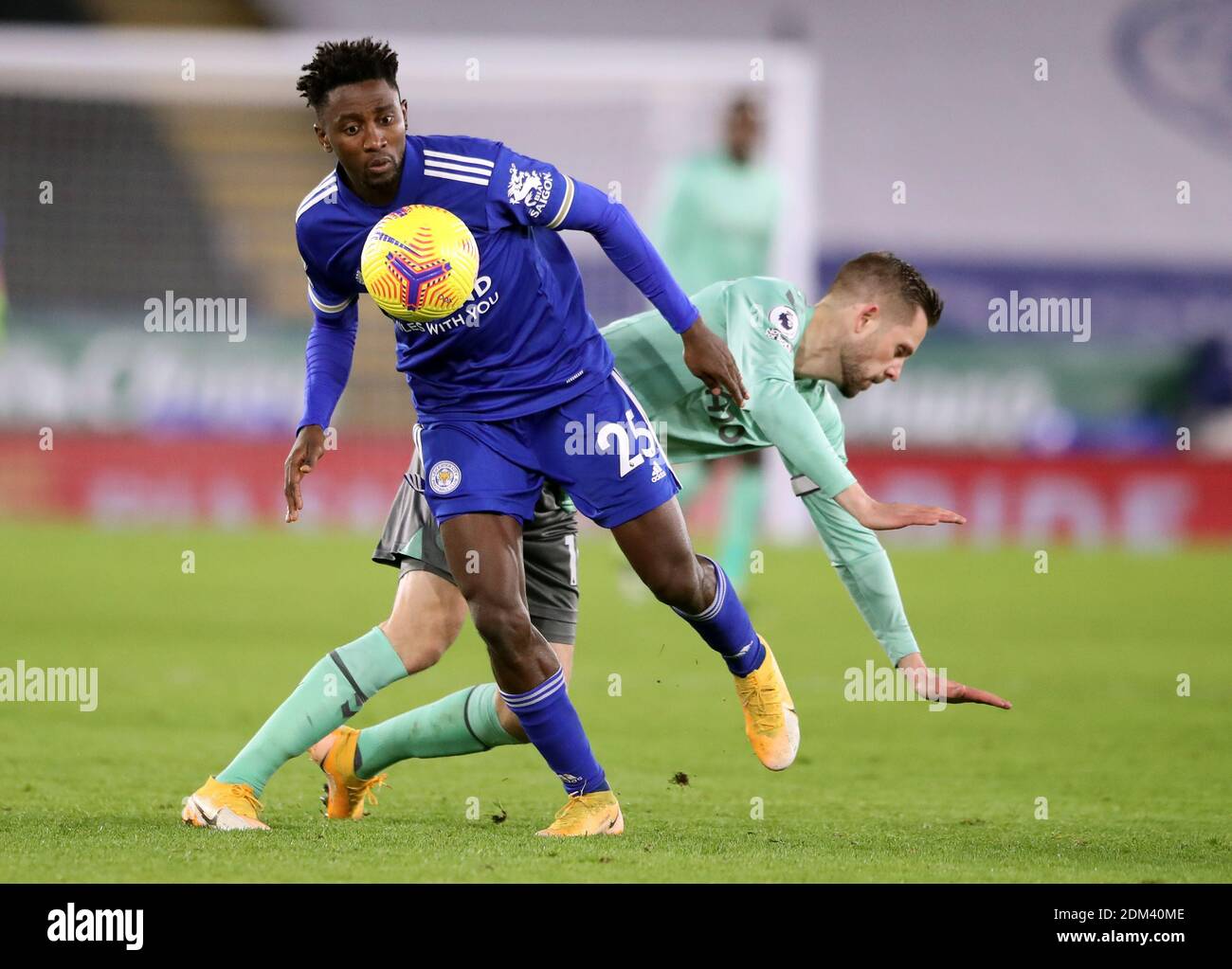 Leicester City's Wilfred Ndidi and Everton's Gylfi Sigurdsson (right ...