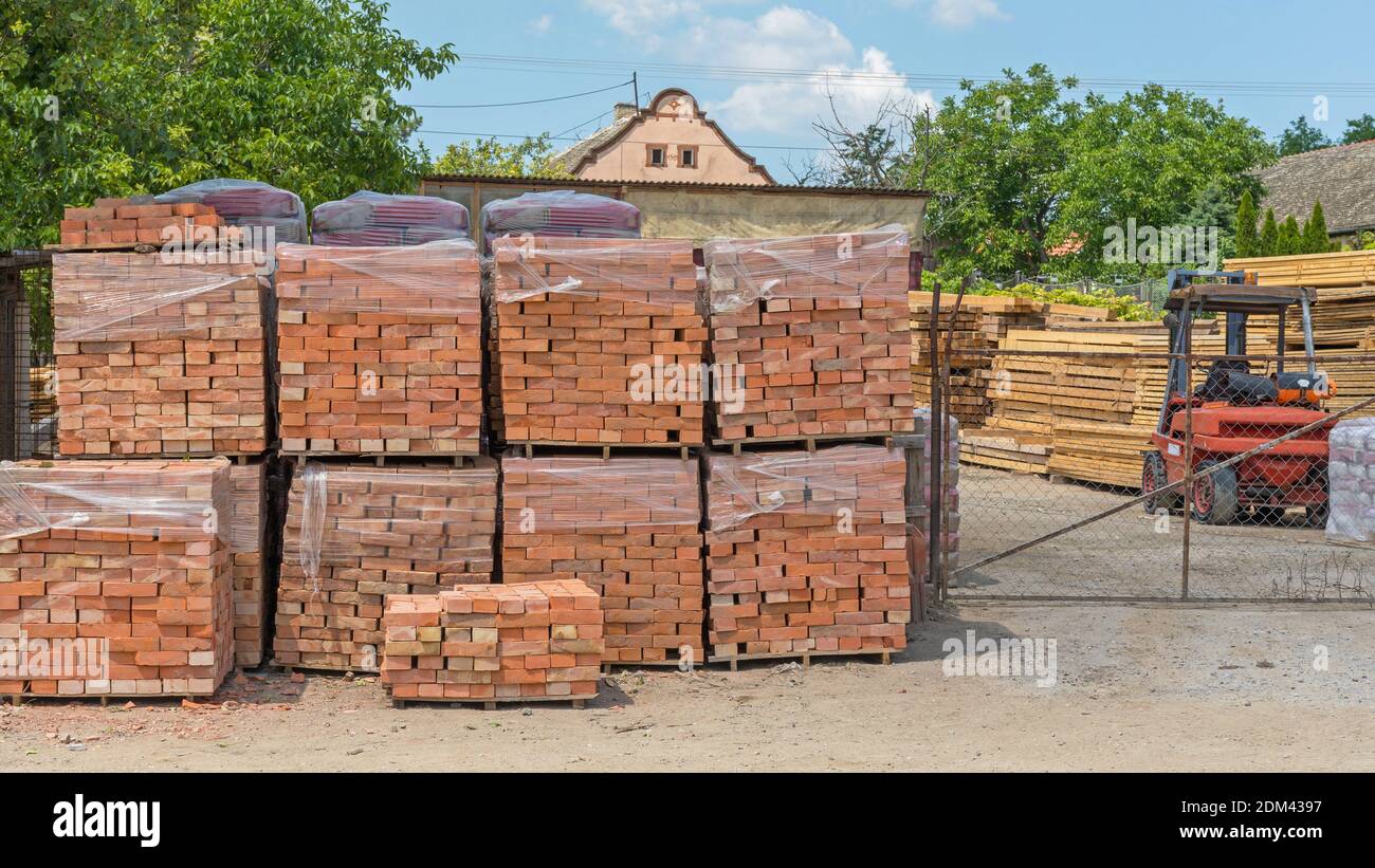 Pallets new bricks storage hi-res stock photography and images - Alamy
