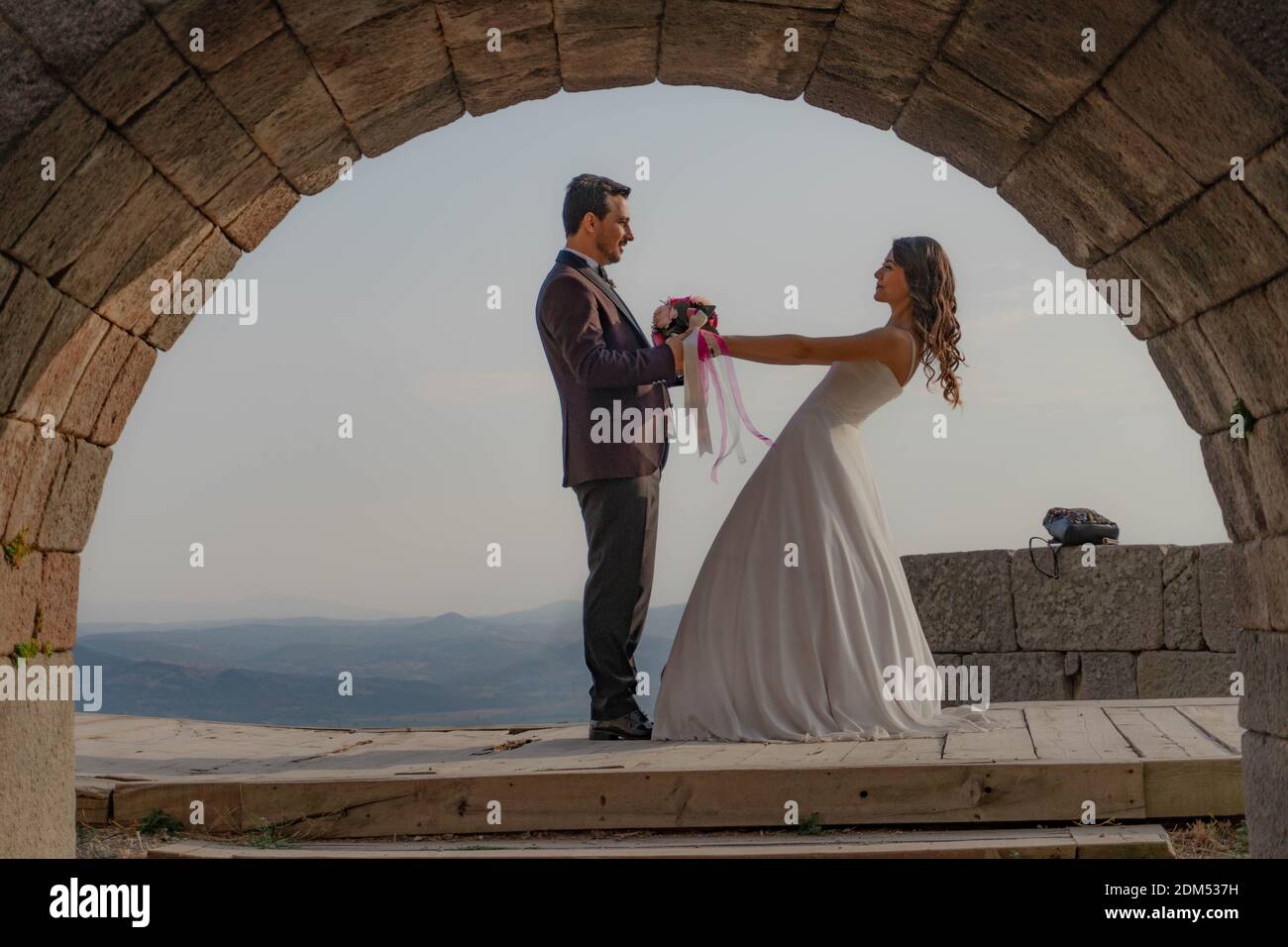 Through arch bride hi-res stock photography and images - Alamy