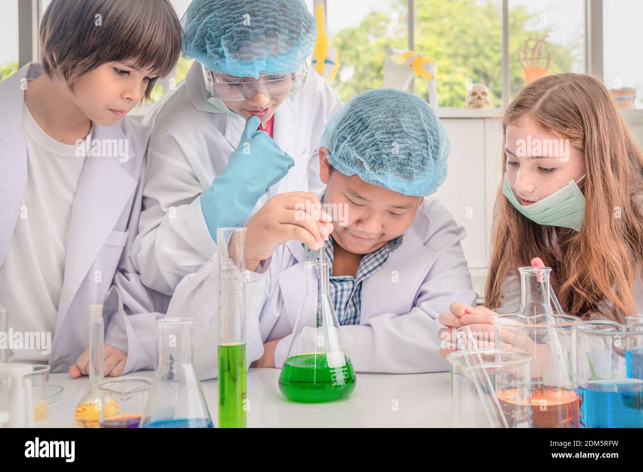 Students performing experiment hi-res stock photography and images - Alamy