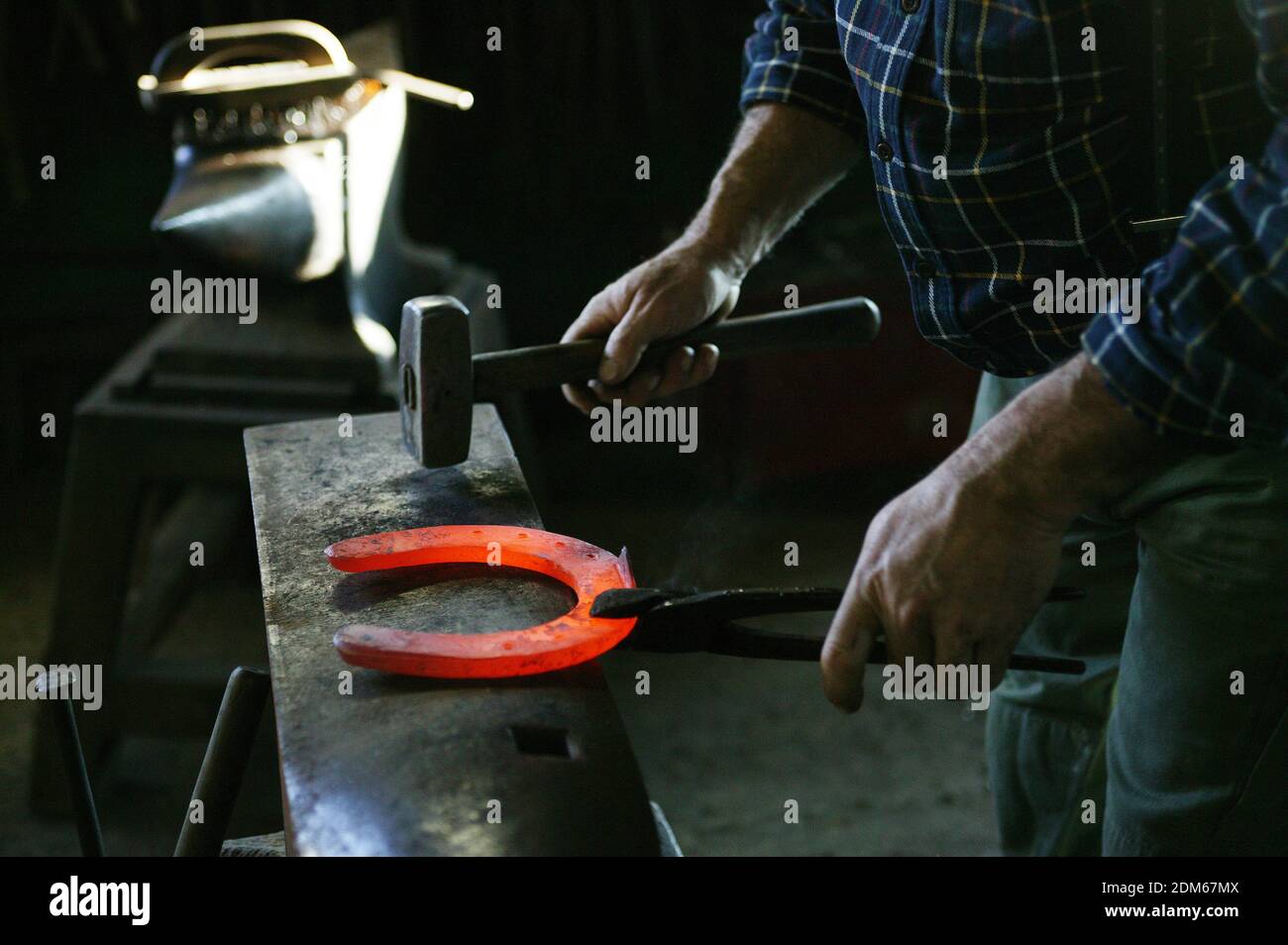 Blacksmith Manufacturing, Horseshoe made from Iron Bar Stock Photo - Alamy