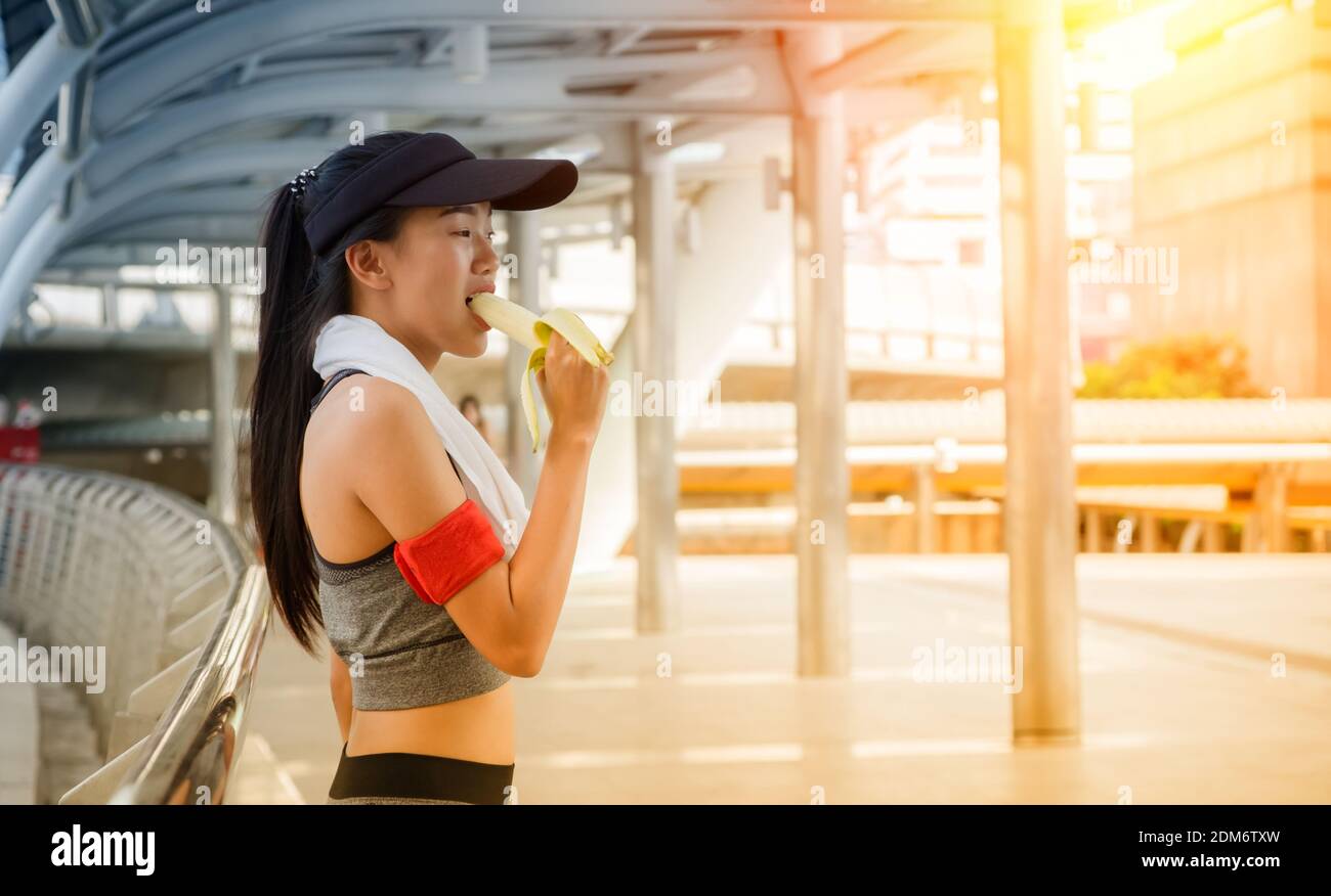 Athlete eating hi-res stock photography and images - Alamy