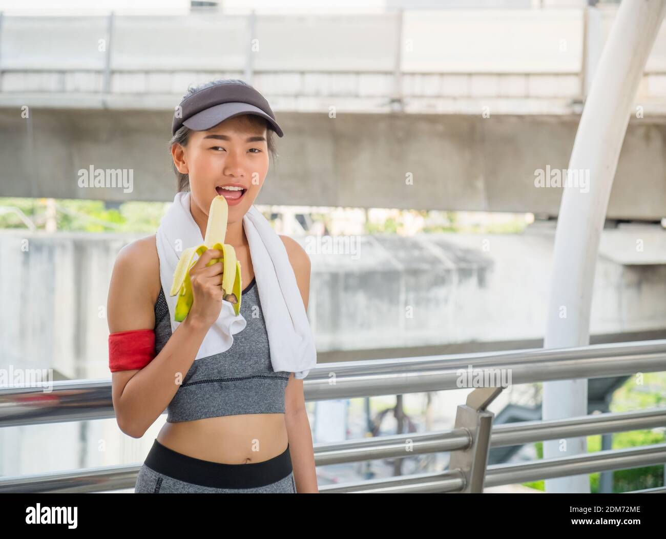 Athlete eating hi-res stock photography and images - Alamy