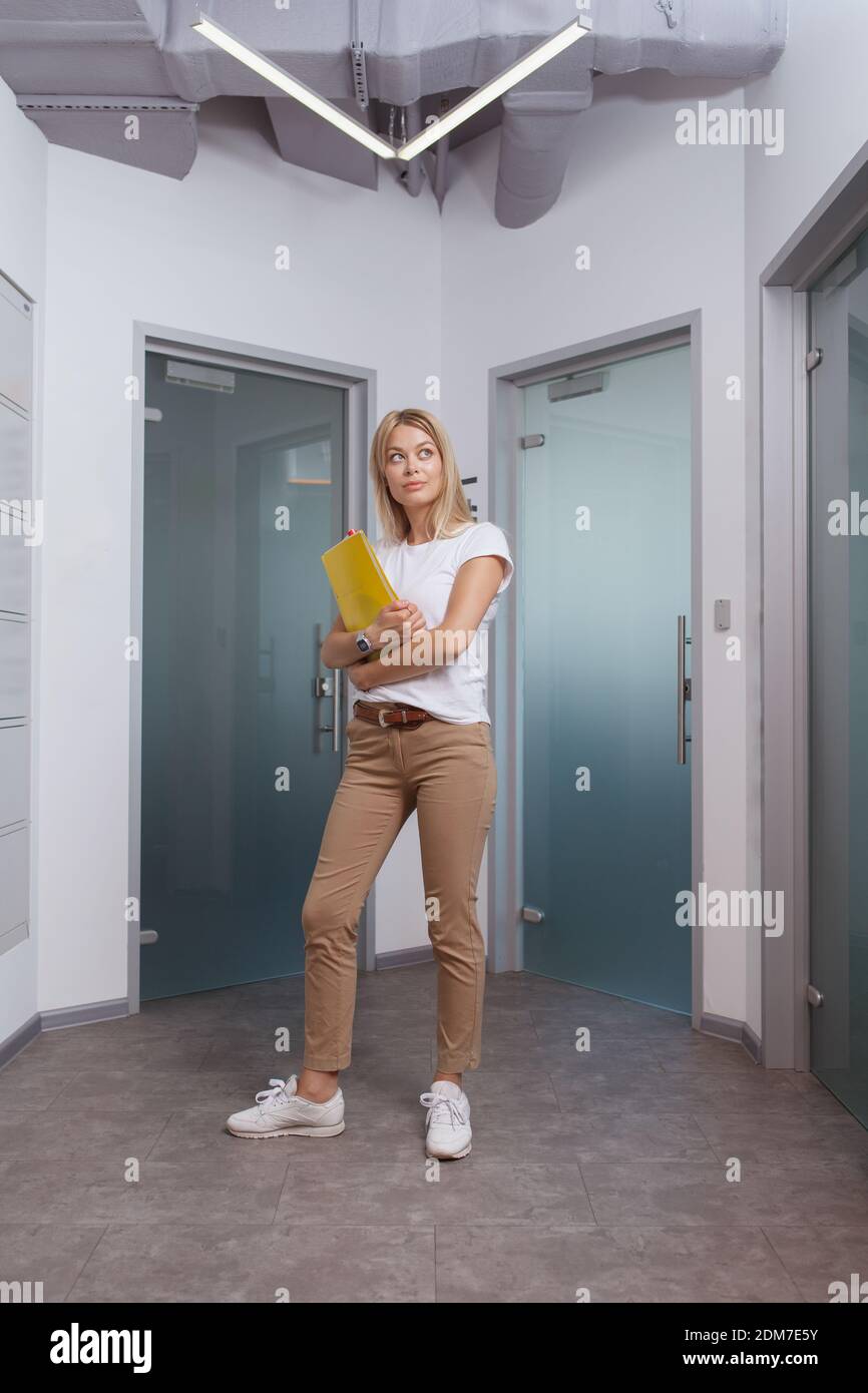 Learner has young worker hi-res stock photography and images - Alamy