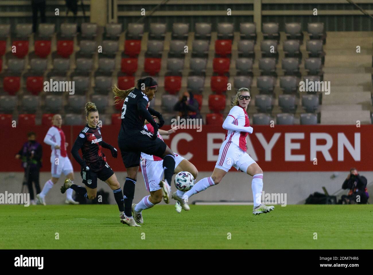 Munich, Germany. 16th Dec, 2020. Lineth Beerensteyn (#6 FC Bayern ...