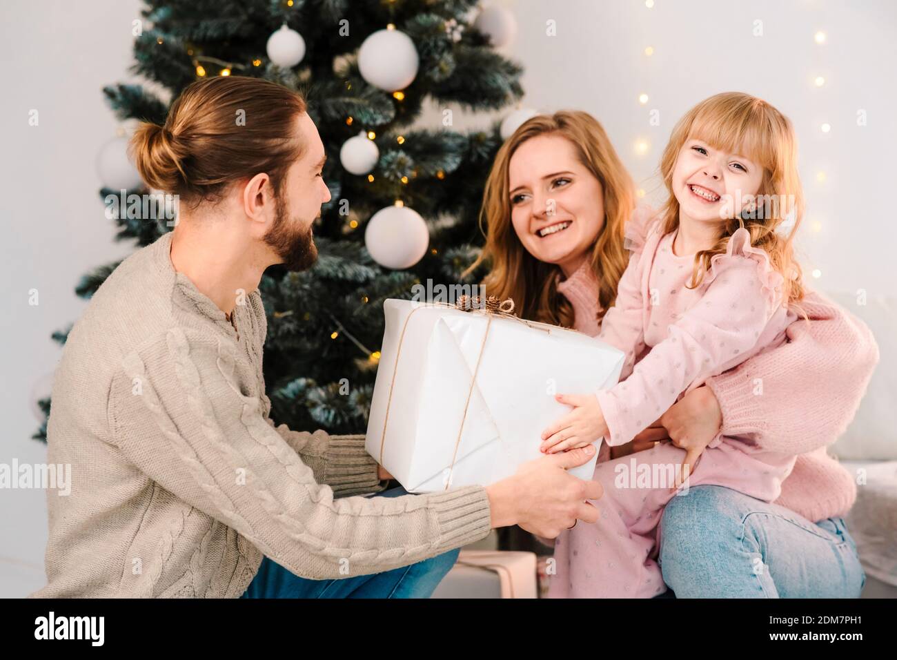 Giving of gifts hi-res stock photography and images - Alamy