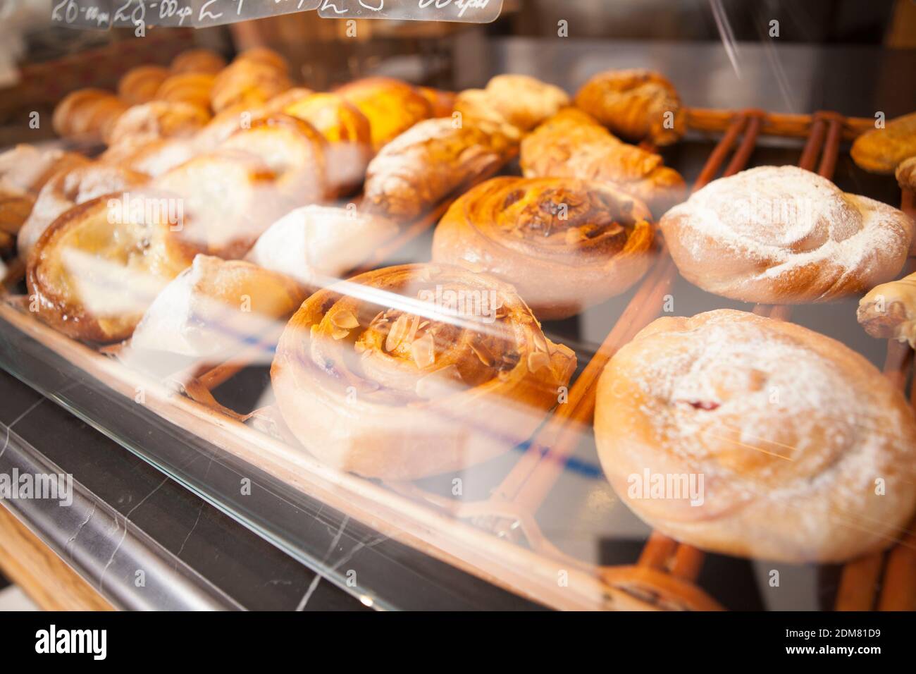 Cinnabon store hi-res stock photography and images - Alamy