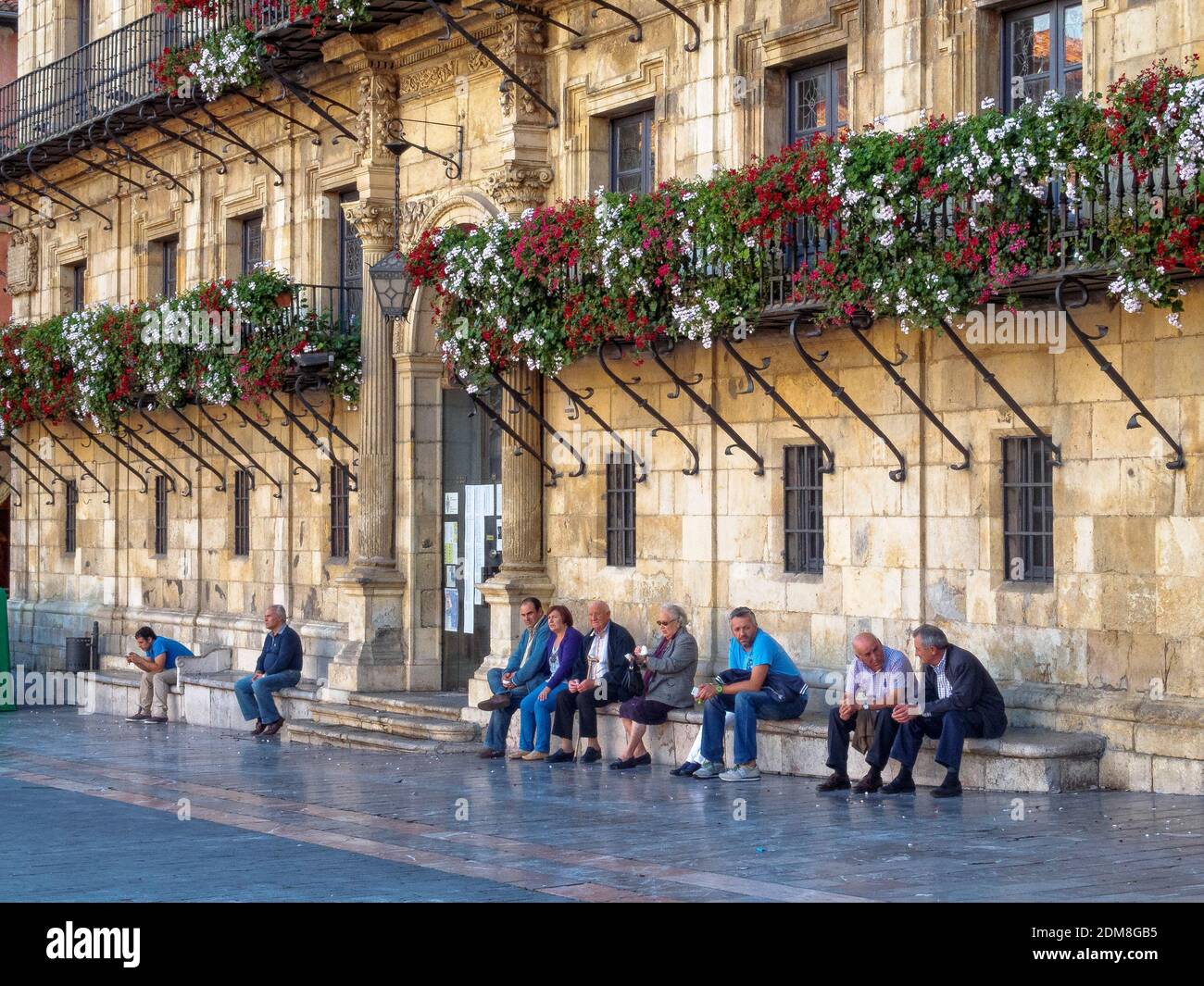 Stone benches hi-res stock photography and images - Alamy