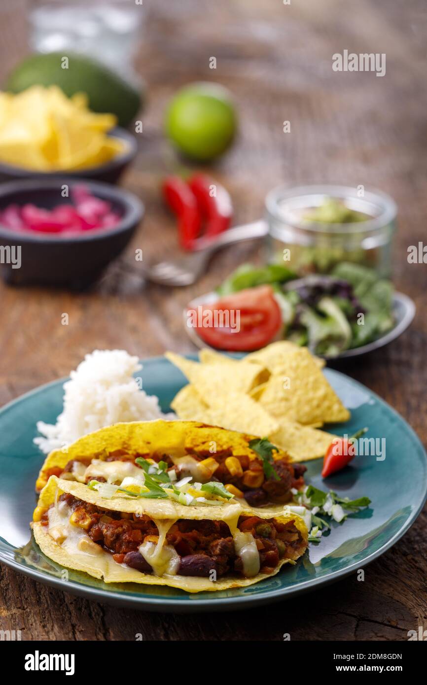 Mexikanische tacos mit reis auf holz hi-res stock photography and ...