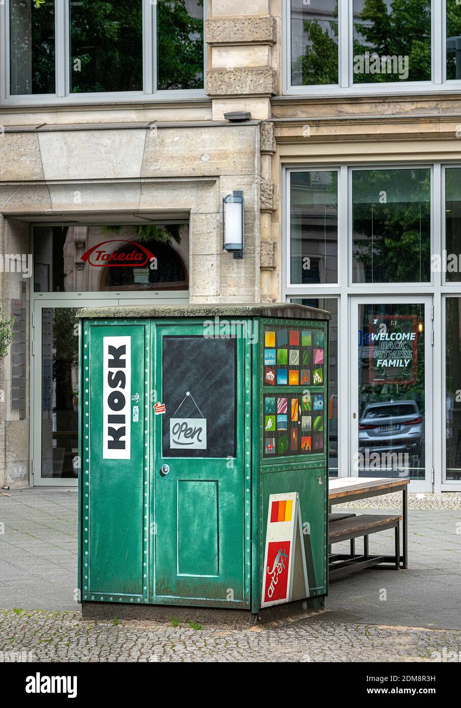 Kiosk open hi-res stock photography and images - Alamy