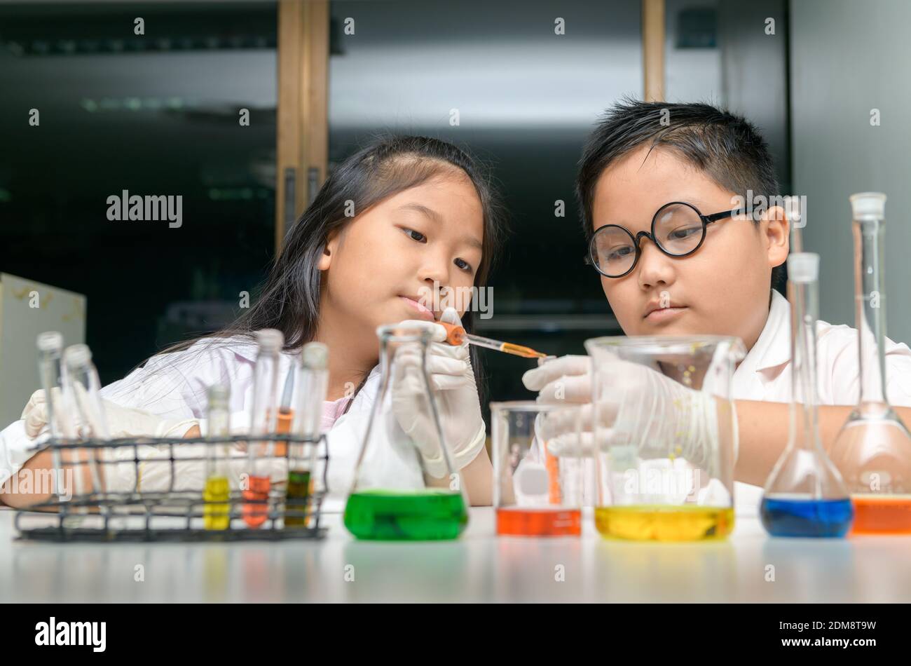 Students performing experiment hi-res stock photography and images - Alamy