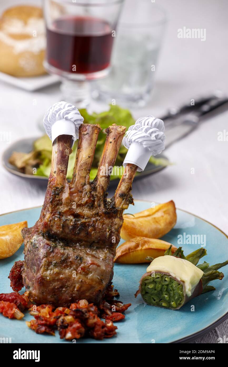 Lammrippen mit manschette und salat hi-res stock photography and images ...