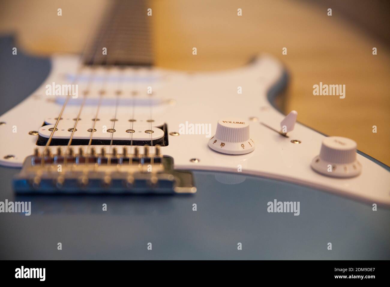 Yellow stratocaster hi-res stock photography and images - Alamy