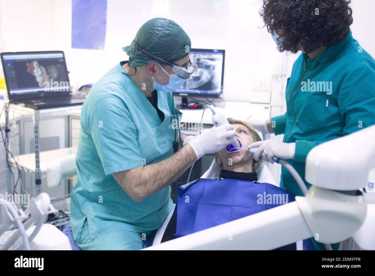 Hospital operations medical doctors Stock Photo - Alamy