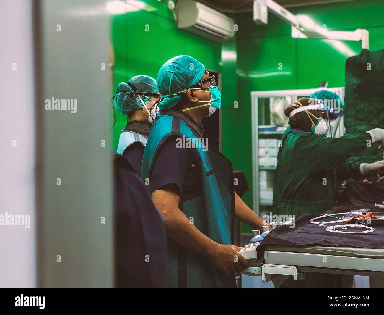 Hospital operations medical doctors Stock Photo - Alamy