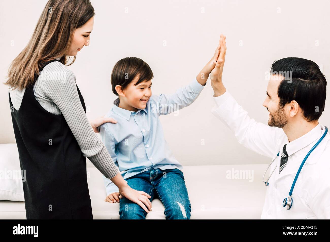 Boys high fiving hi-res stock photography and images - Alamy