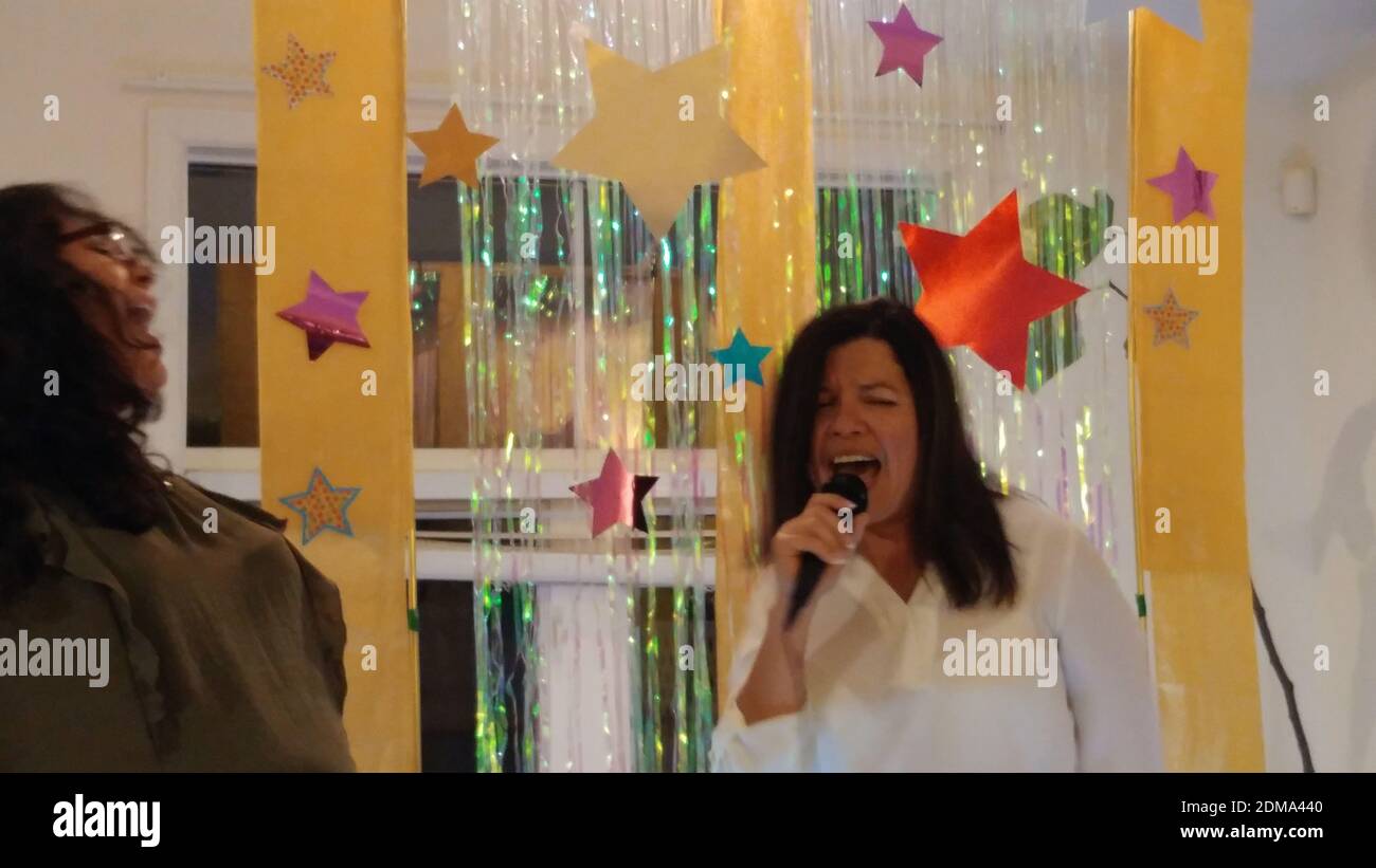 Singing woman 45 hi-res stock photography and images - Alamy