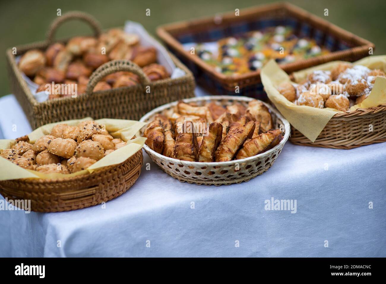 Large outdoor banquet hi-res stock photography and images - Alamy
