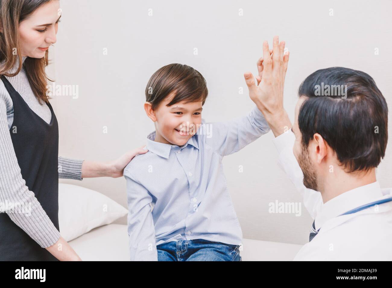 Boys high fiving hi-res stock photography and images - Alamy