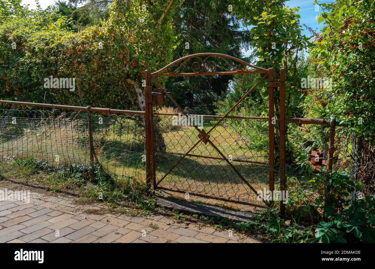 Rusty Garden Gate With Rusty Fence Stock Photo - Alamy