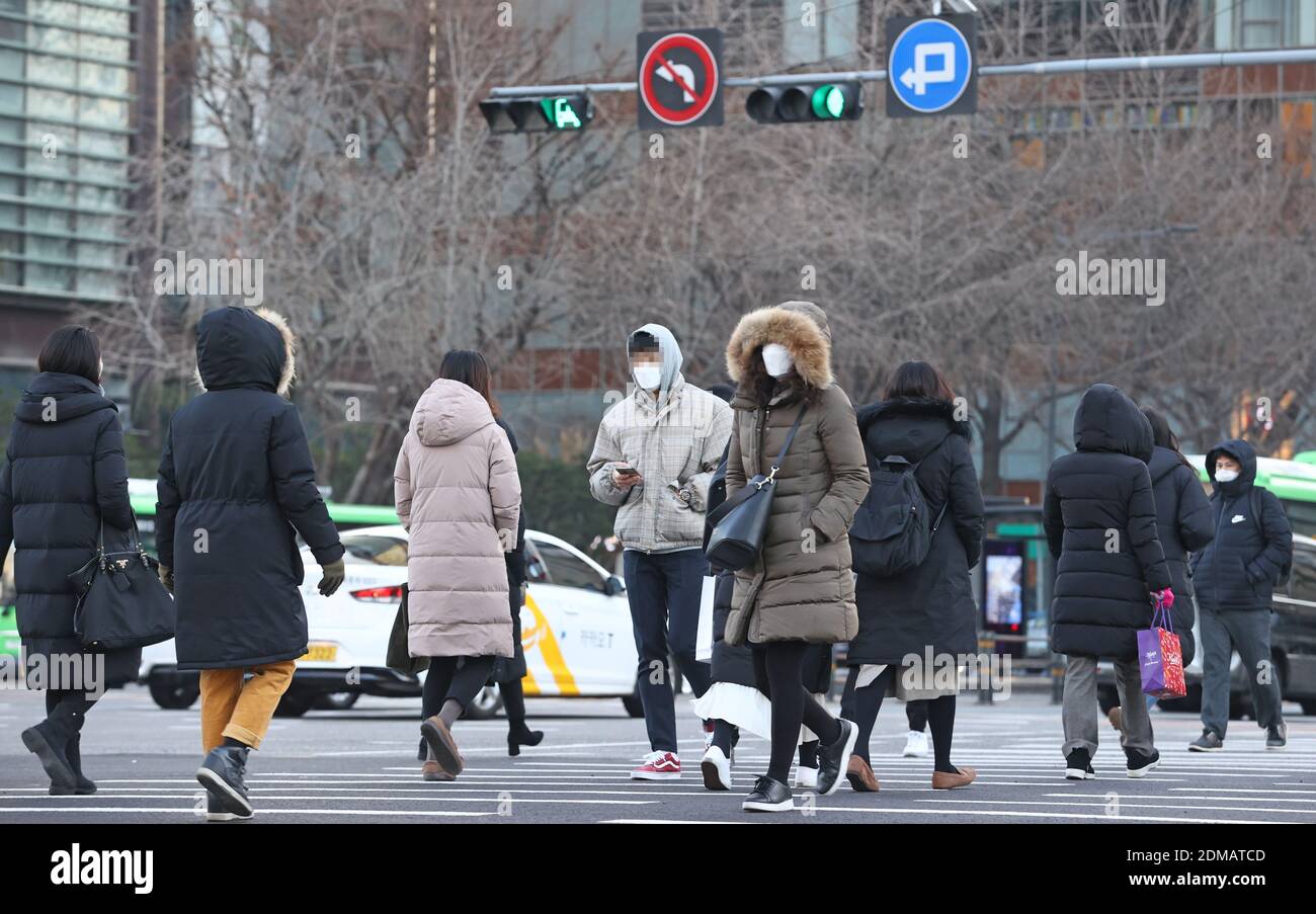 17th Dec, 2020. Cold wave grips S. Korea People wrapped in warm winter ...
