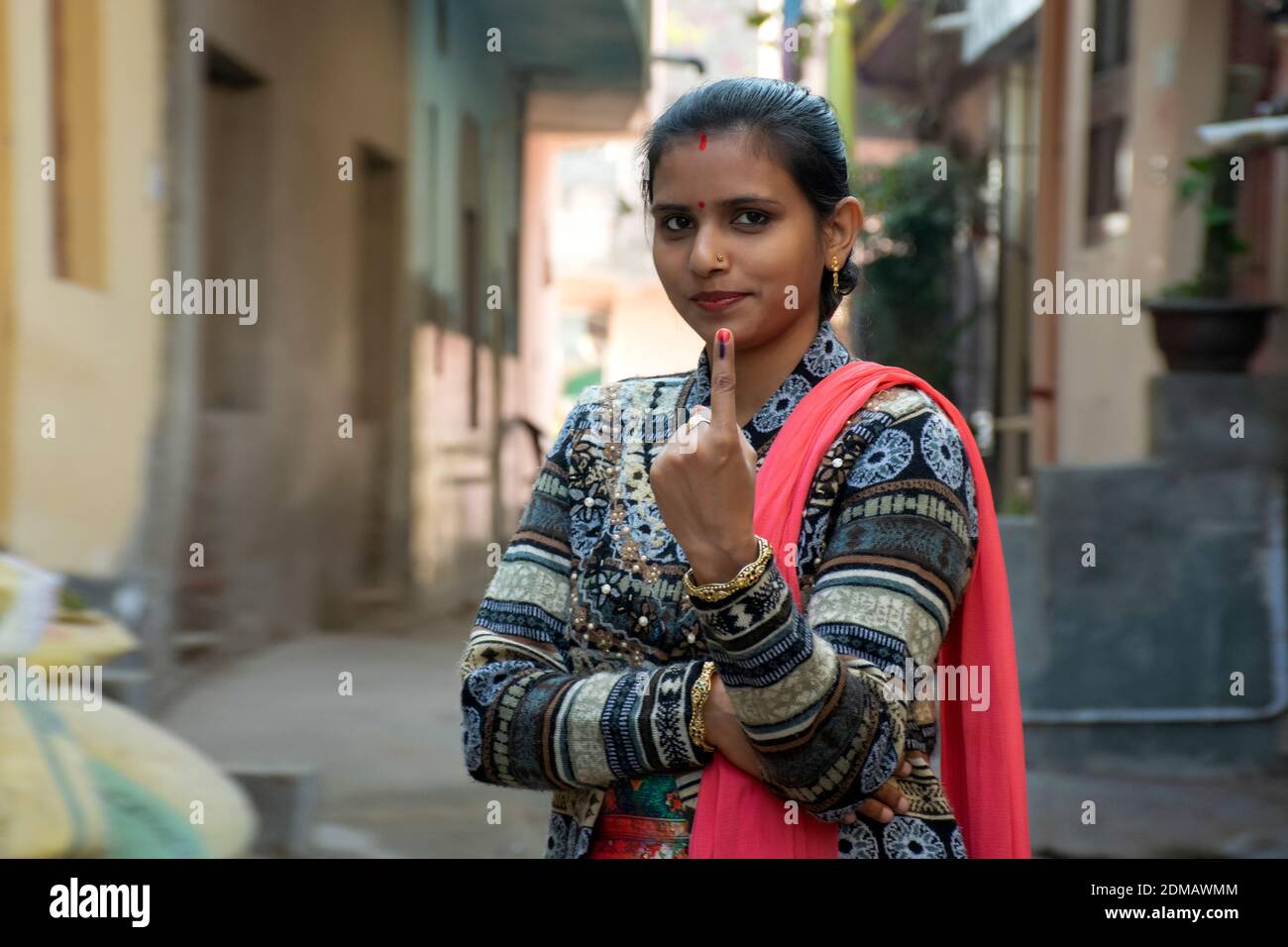 Indian women vote hi-res stock photography and images - Alamy