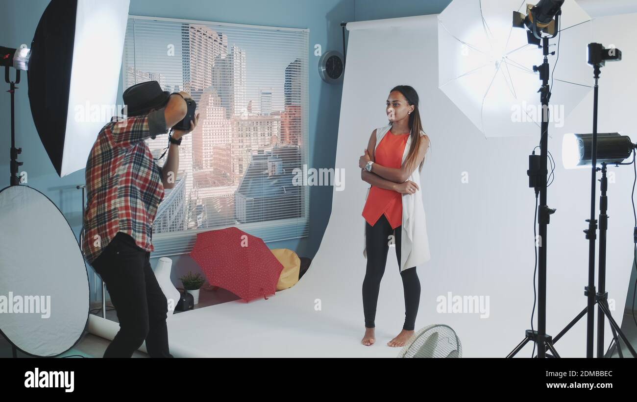 Female photographer directing model hi-res stock photography and images ...