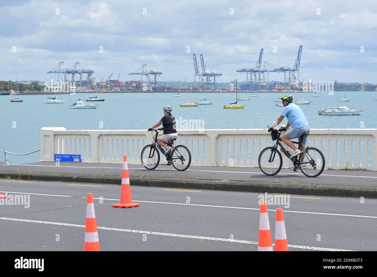 Woman and road cycle new zealand hi-res stock photography and images ...