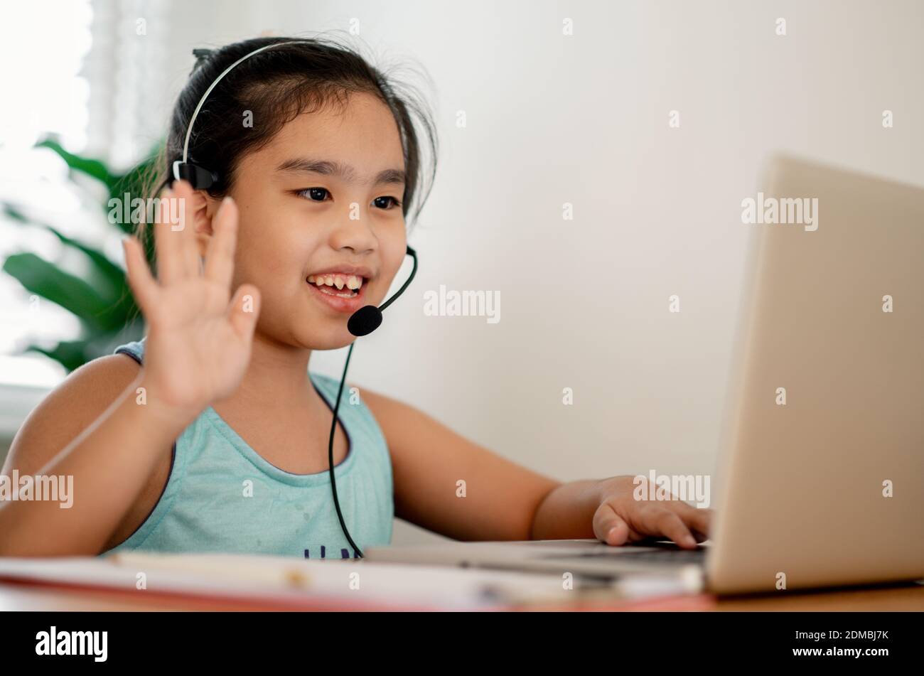 Primary student headphone hi-res stock photography and images - Alamy