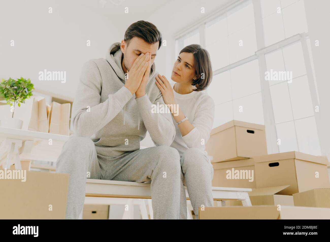 Family moving house upset hi-res stock photography and images - Alamy