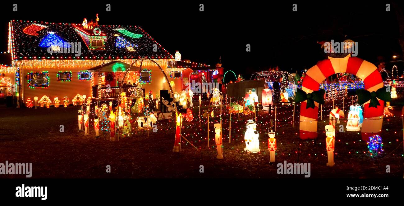 Wilmington, Delaware, U.S - December 23, 2018 - A house fully decorated ...