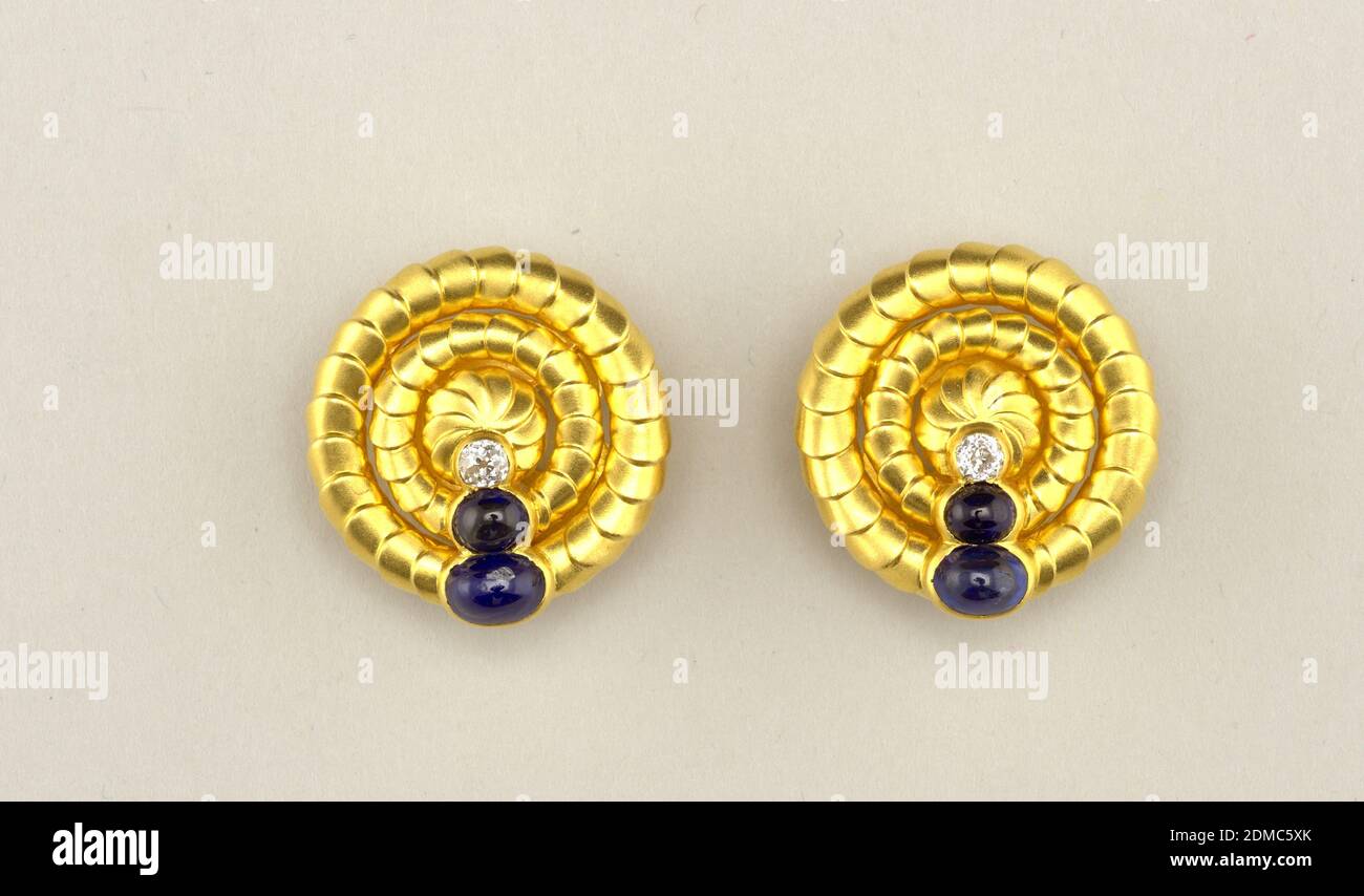 Gold cuff buttons hi-res stock photography and images - Alamy